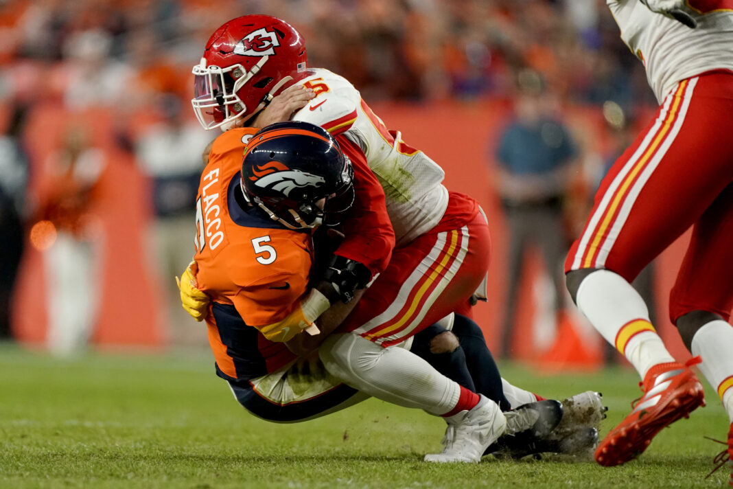 Patrick Mahomes hurts knee, Chiefs win big over Broncos - Sentinel Colorado