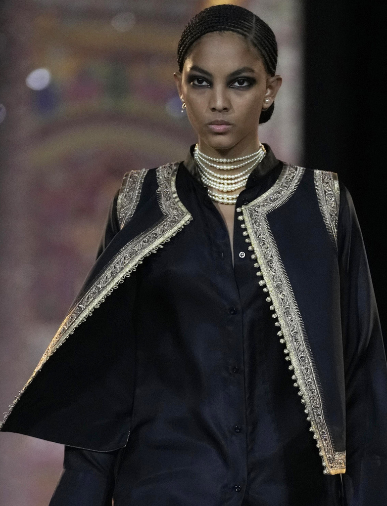 Dior transforms Mumbai's Gateway of India into fashion ramp - Sentinel ...